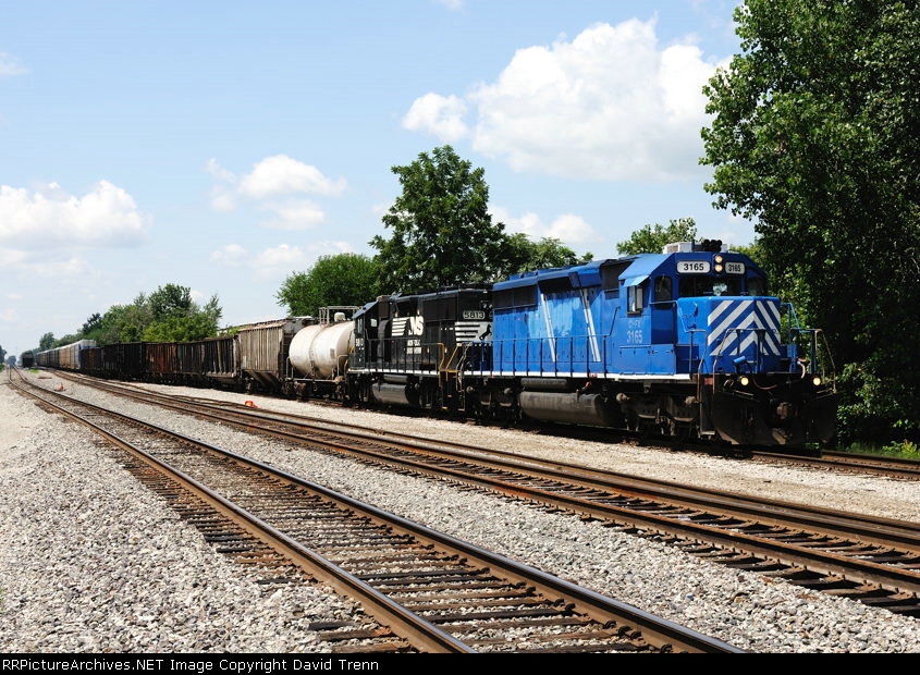 CEFX 3165 leads Eastbound NS 379 at Mt Pleasant Rd